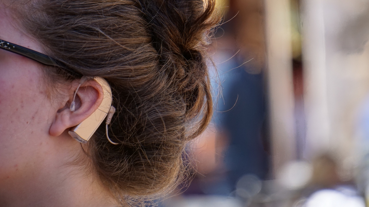 Audífonos cros y bicros para Hipoacusia, ¿cómo funcionan?